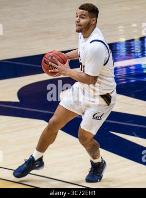 California guard Matt Bradley (20) shoots over Washington State guard ...