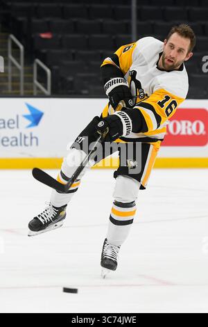 Pittsburgh Penguins' Jason Zucker (16) plays against the New York ...