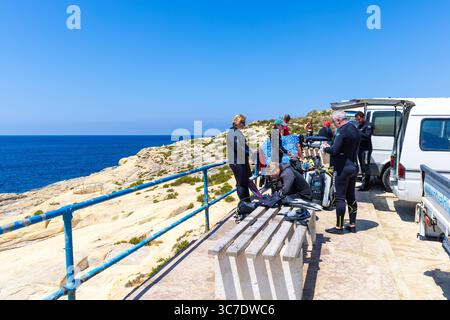 Divers at Xatt l - ahmar, Gozo Stock Photo - Alamy