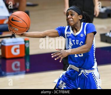 Kentucky Wildcats guard Chasity Patterson (15) directs his team during ...