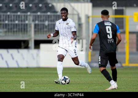 Amin Farouk (FSV Frankfurt #9) & Kwabe Schulz (SV Sandhausen #2) in the ...
