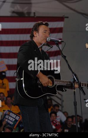 Bruce Springsteen @ Presidental canadate John Kerry rally at Bayfrot ...