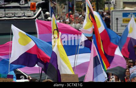 Pride Week in Hamburg 2025: Fahnen wehen im Wind. Zum Ende der CSD-Demo ...