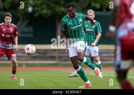 Princewell Mbock (SV Werder Bremen II, 18) am Ball, Einzelbild ...