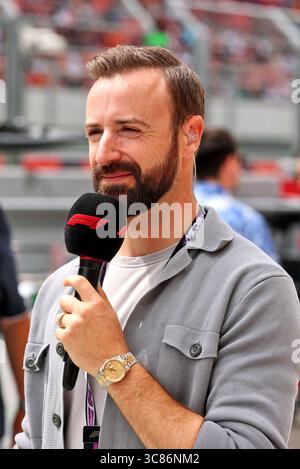 (L to R): James Hinchcliffe (CDN) F1 Digital Presenter with Oscar ...