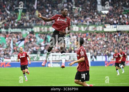 Noel Aseko Nkili (Hanover 96, 15) against Aki Koch (Karlsruhe, 18 ...
