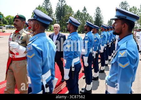 Pakistan's Prime Minister Shehbaz Sharif, right, and Austria's ...