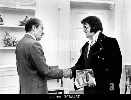 Richard Nixon and Elvis Presley shaking hands in the Oval Office on ...