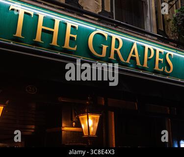 The Grapes pub in Mathew Street Liverpool Stock Photo - Alamy