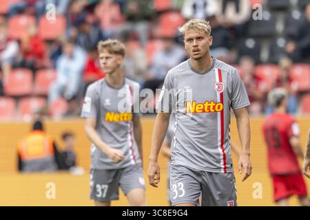Nick Seidel (SSV Jahn Regensburg, #33) stoppt hier Jan-Simon Symalla ...