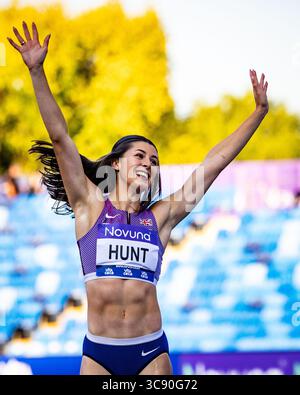 Amy Hunt of Great Britain celebrate’s her silver medal in the women’s ...