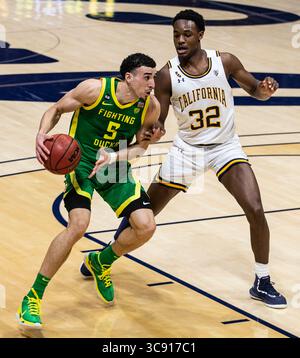 Oregon guard Chris Duarte (5) during the second half of an NCAA college ...