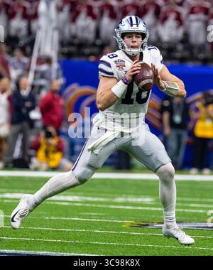 Kansas State quarterback Will Howard (18) is pressured by Texas ...
