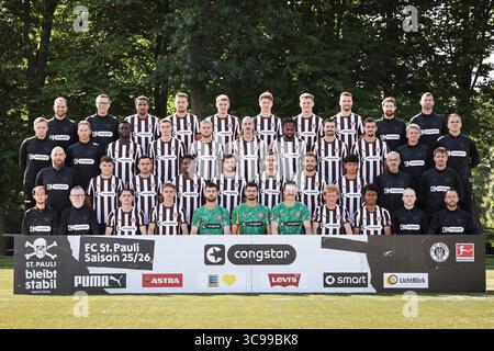 from left Louis Oppie, Eric Smith (St. Pauli) Hamburg, October 28, 2025 ...