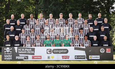 from left: Ricky-Jade Jones (St. Pauli), Moritz Jenz Wolfsburg, January ...