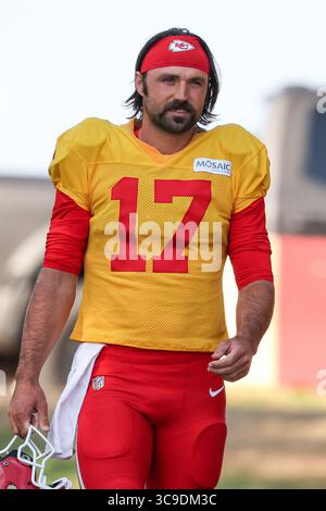 Kansas City Chiefs quarterback Gardner Minshew (17) directs a play ...
