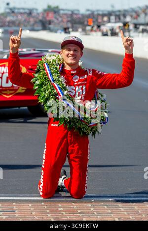 MARCUS ERICSSON (8) of Kumla, Sweden wins the Indianapolis 500 at ...