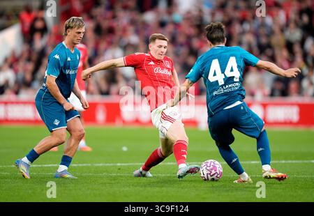 Elliot Anderson of Nottingham Forest battles with Dwight McNeil of ...