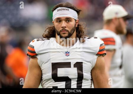 Cleveland Browns linebacker Jordan Kunaszyk (51) defends during an NFL ...