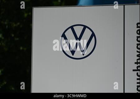 Logo Schriftzug des deutschen Automobilhersteller OPEL an einem Auto ...