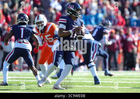 Liberty quarterback Johnathan Bennett (11) passes the ball during the ...