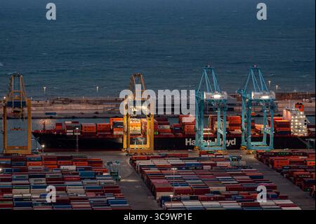 Shanghai Express Hapag-lloid cargo ship loading and unloading ...