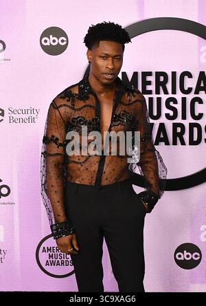 Lucky Daye attends the 2022 American Music Awards at Microsoft Theater ...