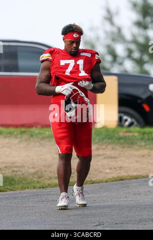 Kansas City Chiefs tackle Josh Simmons (71) speaks to Los Angeles ...
