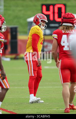 August 6, 2025: Kansas City Chiefs tight end Travis Kelce (87) warms up ...