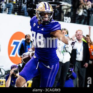 Washington tight end Quentin Moore (88) catches a pass under pressure ...