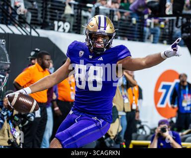 Washington tight end Quentin Moore (88) catches a pass under pressure ...