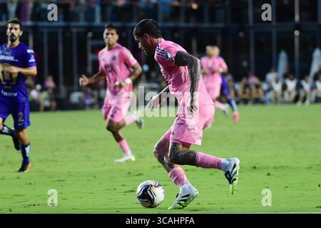 Inter Miami midfielder Rodrigo de Paul (7) dribbles during the first ...