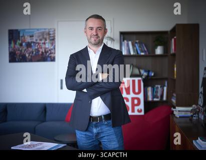 THE HAGUE – SP leader Jimmy Dijk receives a report on the financial ...