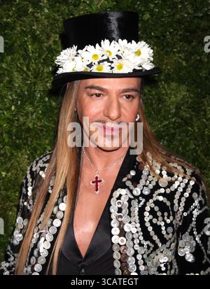 NEW YORK, NEW YORK - NOVEMBER 17: John Benjamin Hickey attends a ...