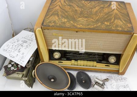 Vintage retro tube radio receiver Stock Photo - Alamy