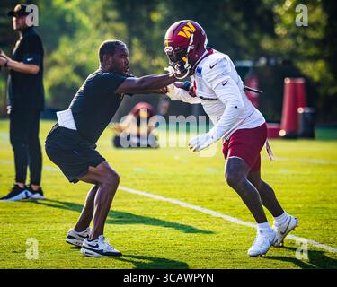 Washington Commanders wide receiver Deebo Samuel Sr. (1) catches a ...