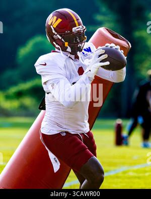 Washington Commanders wide receiver Deebo Samuel (1) runs with the ball ...