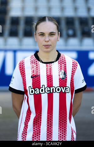 Julia Stierli (Freiburg, #5) in a duel with Pauline Bremer (FC Cologne ...