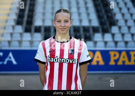 Mia-Lena Maas (18 SC Freiburg) in action during the match between SC ...