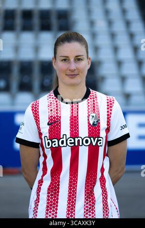 Julia Stierli (Freiburg, #5) in a duel with Pauline Bremer (FC Cologne ...