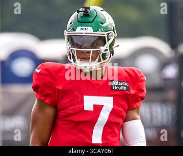New York Jets quarterback Justin Fields enters the field before an NFL ...