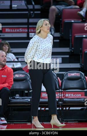 August 19, 2023, Normal, Illinois, USA: MARI HINKLE sets the ball. The ...