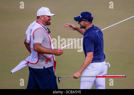 Wyndham Clark celebrates after winning the U.S. Open golf tournament at ...