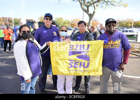 Members of the 32BJ SEIU union and their supporters rally on Park ...