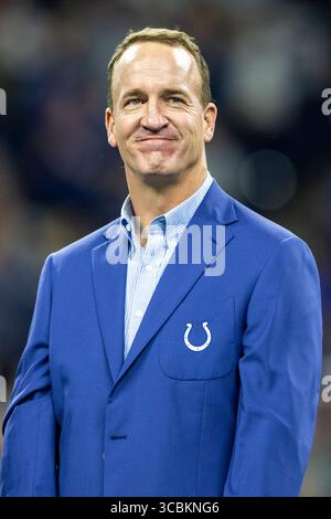 Former Indianapolis Colts' Peyton Manning watches speakers at halftime ...