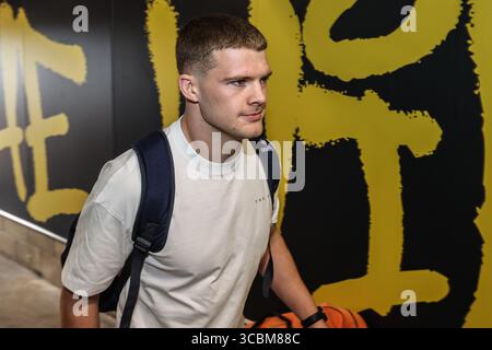 Jake Thewlis of Warrington Wolves arrives during the Betfred Super ...