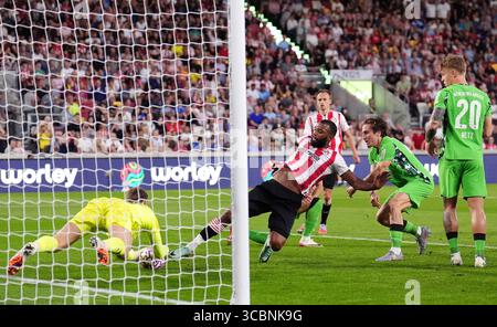 Brentford's Igor Thiago attempts a shot on goal during the Premier ...
