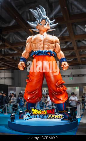 The Goku from Dragon ball Z balloon inflated for 96th Macy's ...