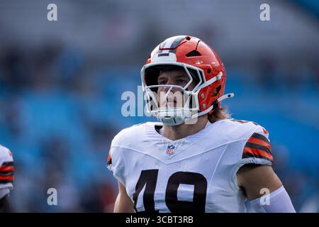 Cleveland Browns linebacker Carson Schwesinger, center, celebrates ...