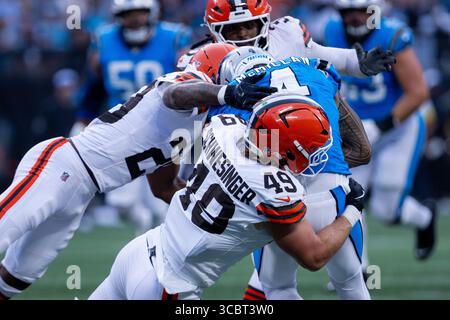Cleveland Browns linebacker Carson Schwesinger (49) leads the team onto ...